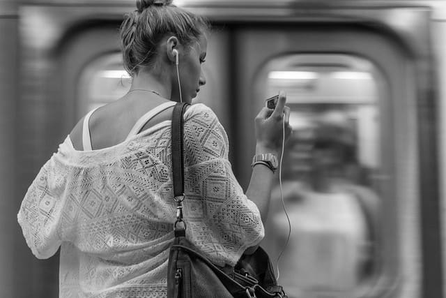 New etiquette rules for watching Netflix on the subway